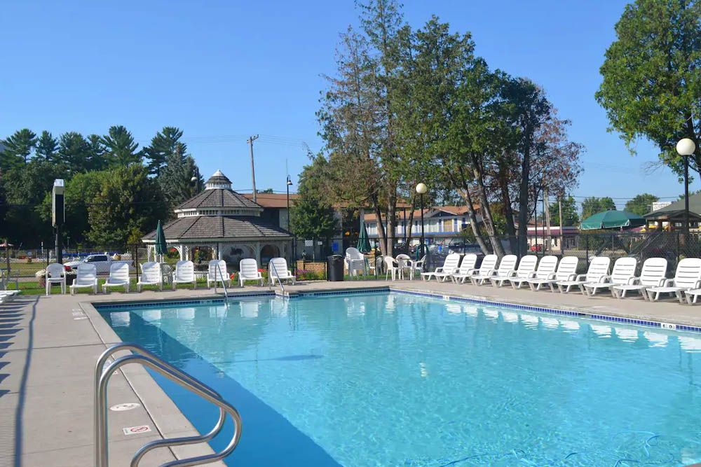 Amber's Inn and Suites Wisconsin Dells Pool
